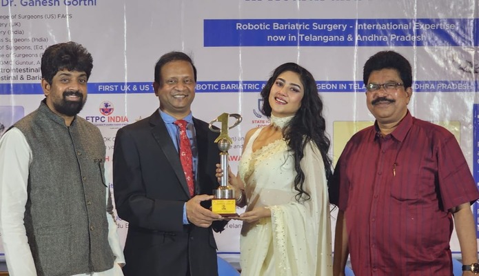 సినీ నటి దెబ్లీనా దత్ చేతుల మీదుగా డాక్టర్ గణేష్ గొర్తి కి ఎఫ్ టి పి సి ...